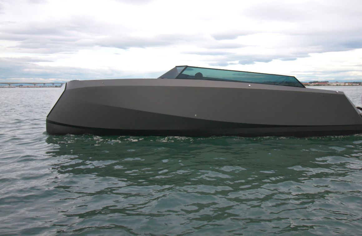 PureVolt Yachts - Schnelles Elektroboot mit Kabine aus Karbon ...